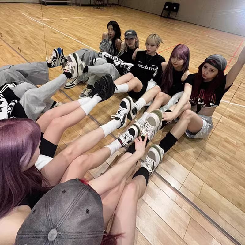 Le Sserafim Make It Look Easy Crewneck | IDOL LOOKBOOK